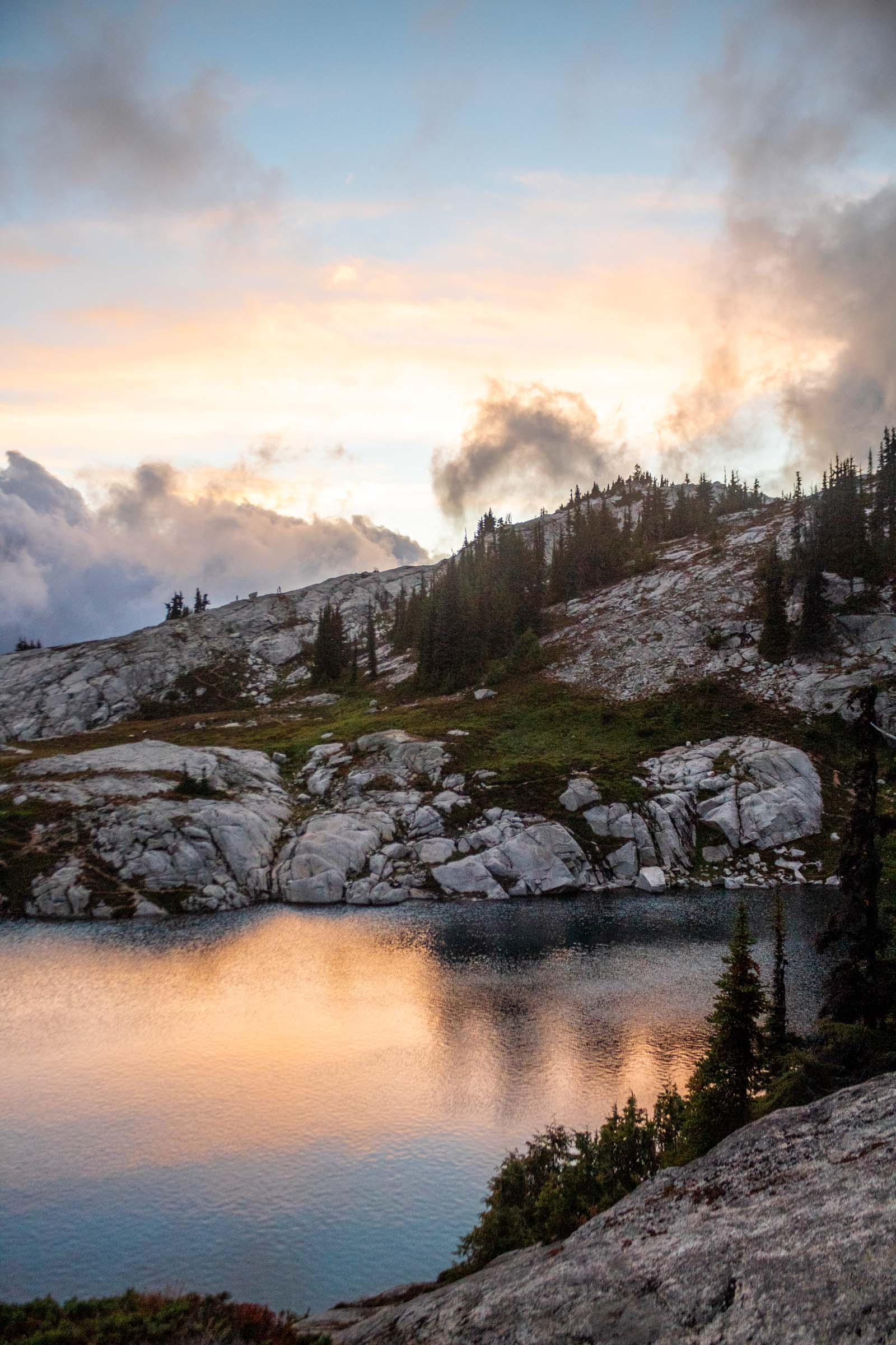 sunlight and lakes | tuck and robin lakes overnight - alpine wanderlust